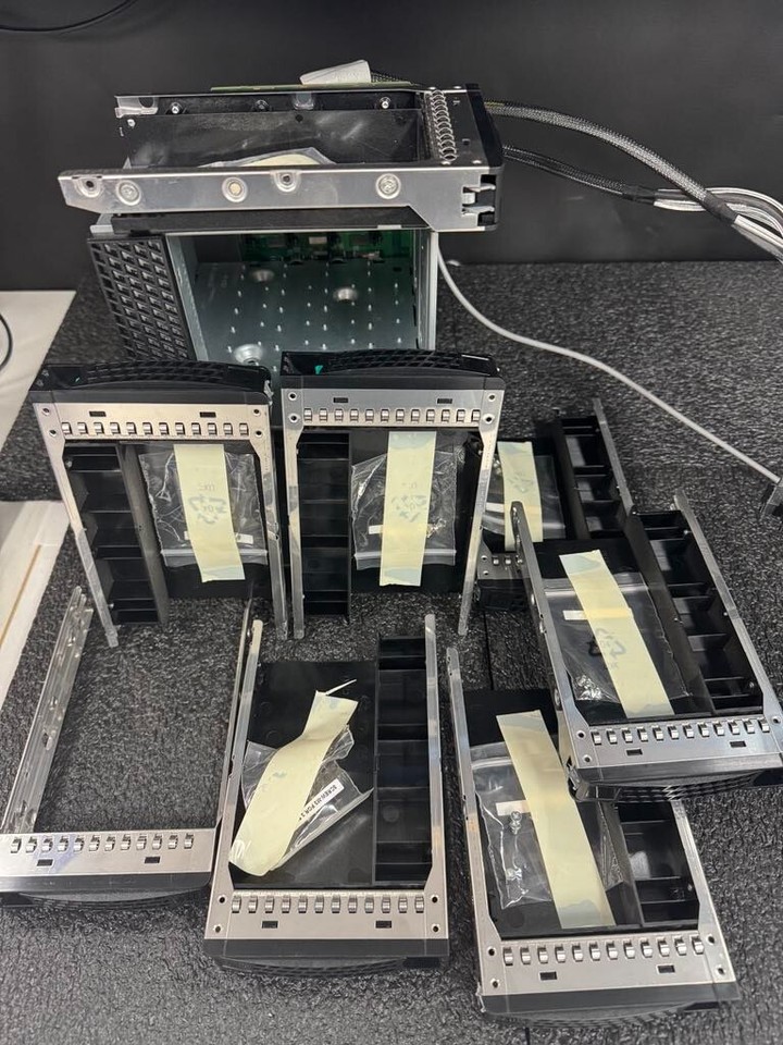 Intel P4000 8-Drive 3,5" SAS SATA Cage G15584-301 for Servers | eBay