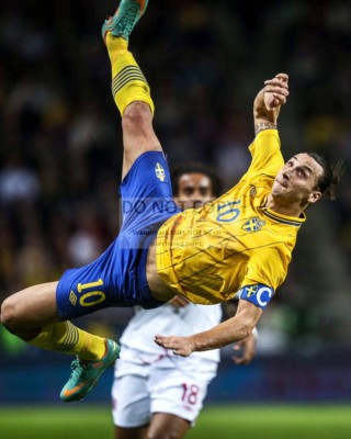 ZLATAN IBRAHIMOVIC OVERHEAD KICK FOR TEAM SWEEDEN IN 2012 - 8X10 PHOTO ...