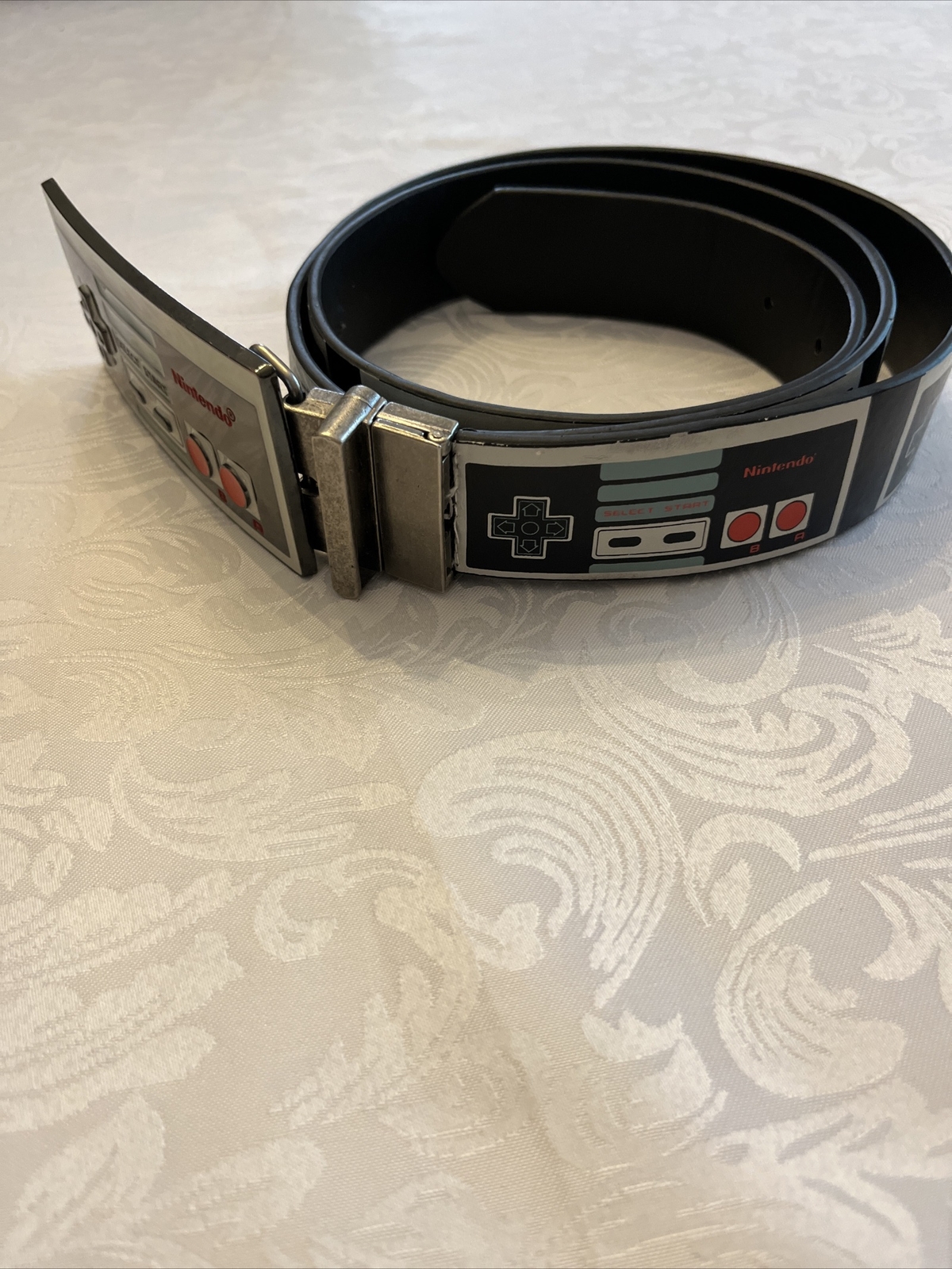 2011 OFFICIAL NINTENDO NES CONTROLLER BELT BUCKLE Wit… - Gem