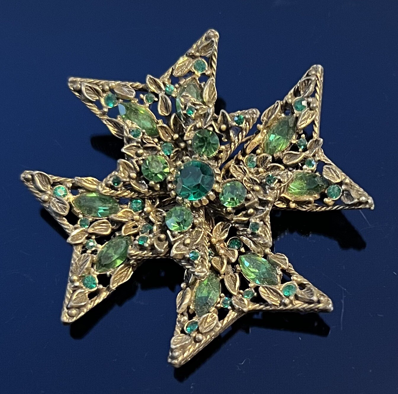 Signed Selini Green Stone Maltese Cross brooch - Gem