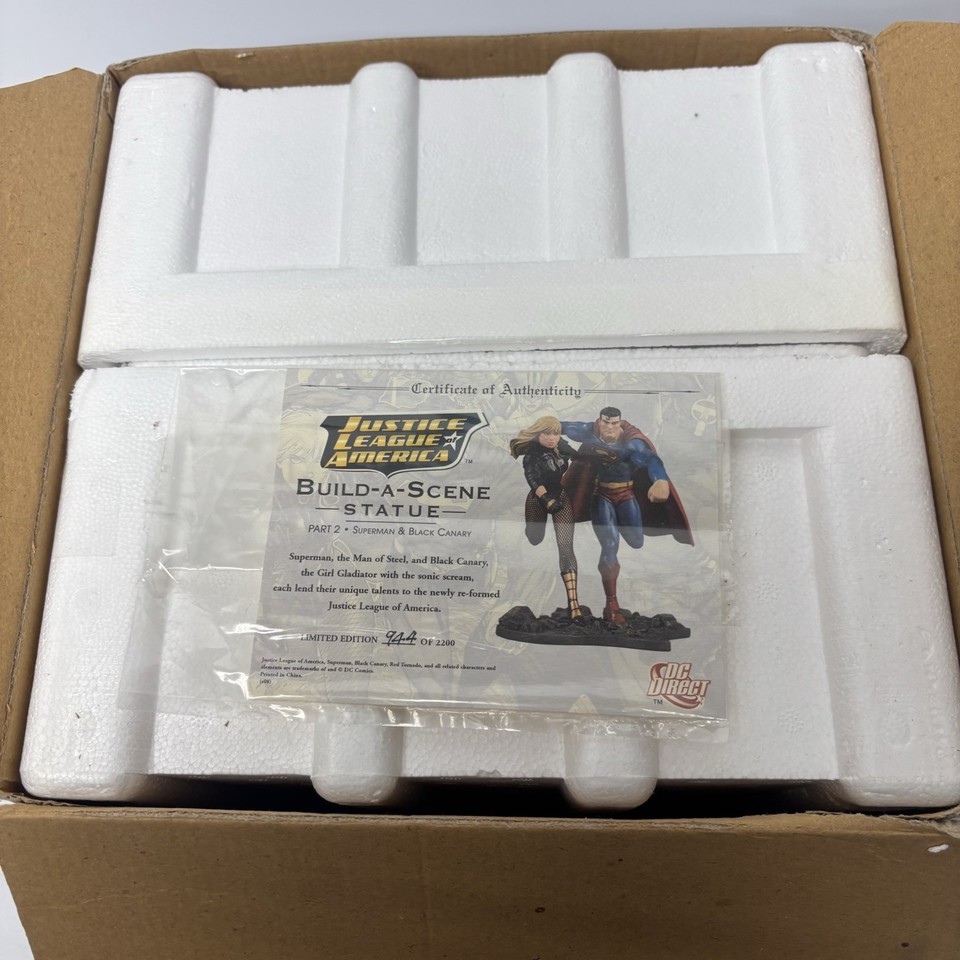 Justice League Of America Build A Scene Statue Superman & Black Canary ...