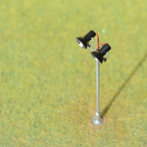 4 x OO / HO Scale LED spotlight model limelight projector street lamp ...