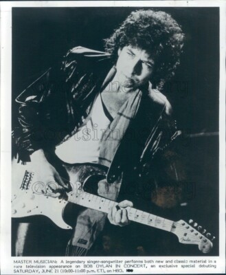 1986 Press Photo Songwriter Legend Bob Dylan Playing Fender Strat ...