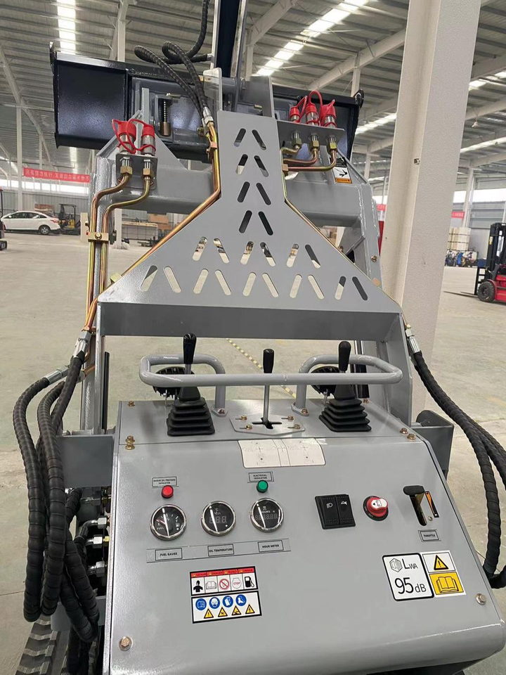 Crawler EPA Mini Skid Steer 23HP 739cc 3-Pumps Self Leveling Bucket ...