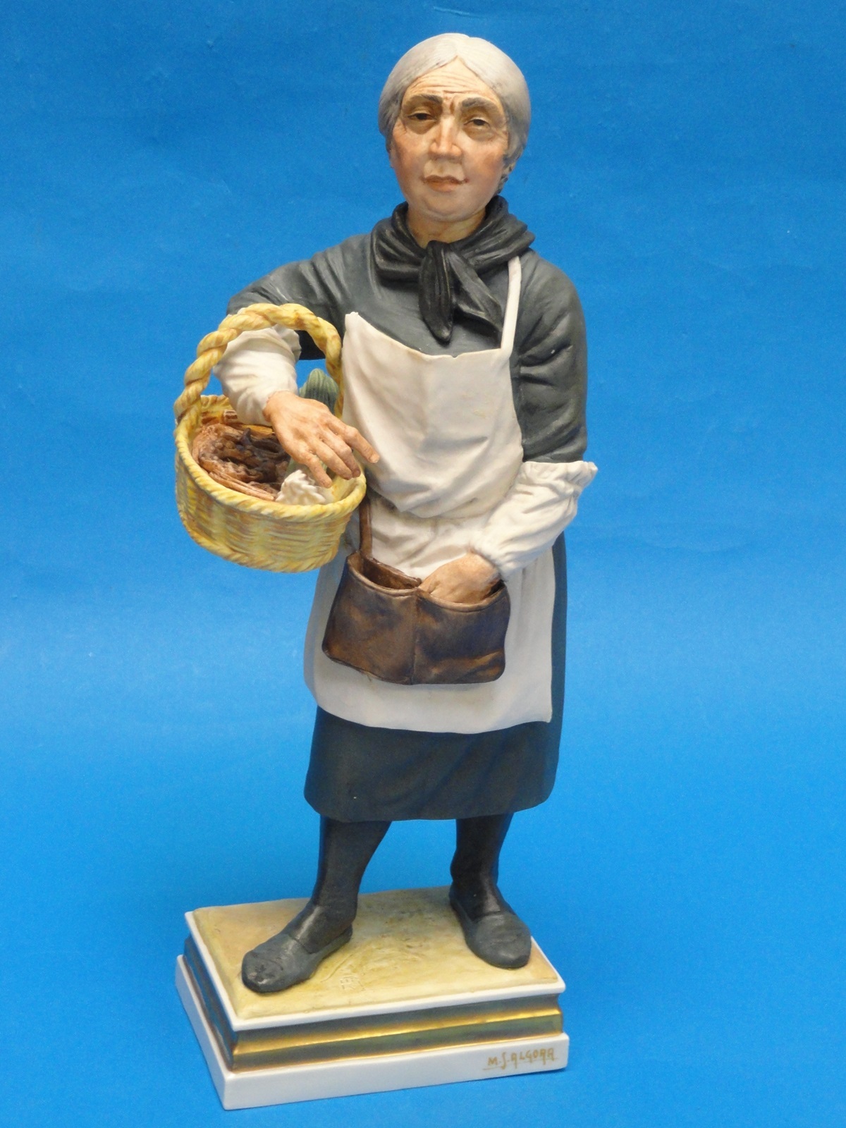 STRIKING SIGNED M.S. ALGORA SPANISH PORCELAIN FIGURINE OLD WOMAN VENDOR ...