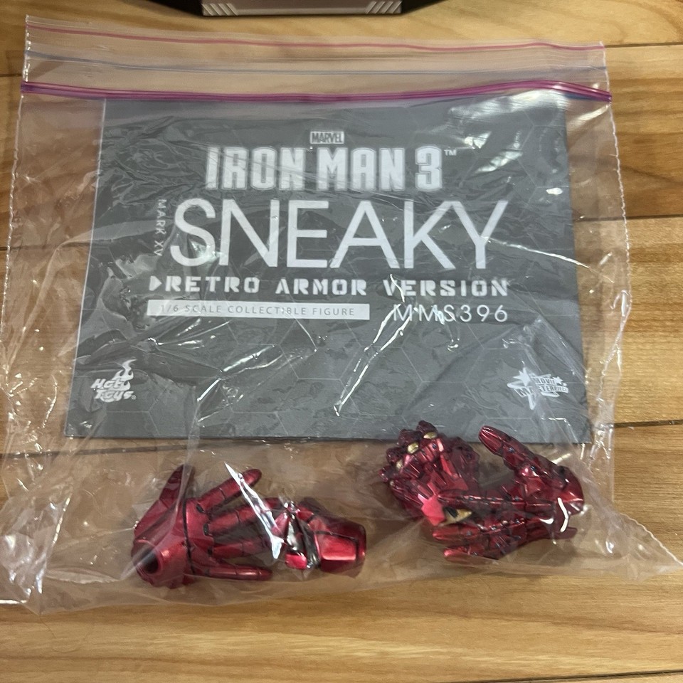Hot Toys Iron Man Sneaky Retro Armor Version MMS396 – 1/6 Scale Figure ...
