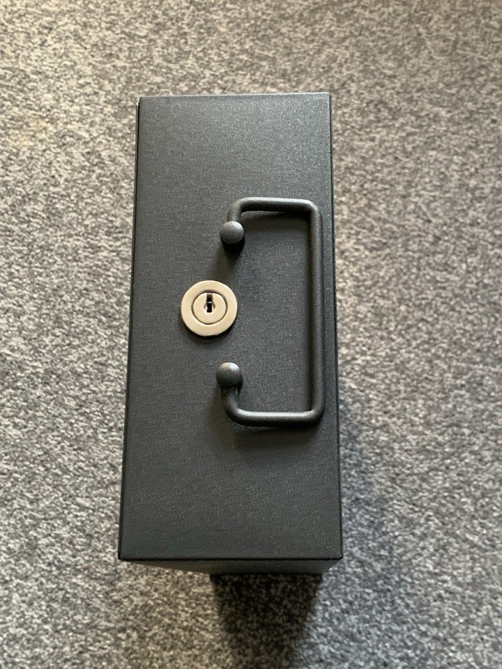 Grand Theft Auto IV Special Edition Security Lock Box w/ Keys & Artbook ...