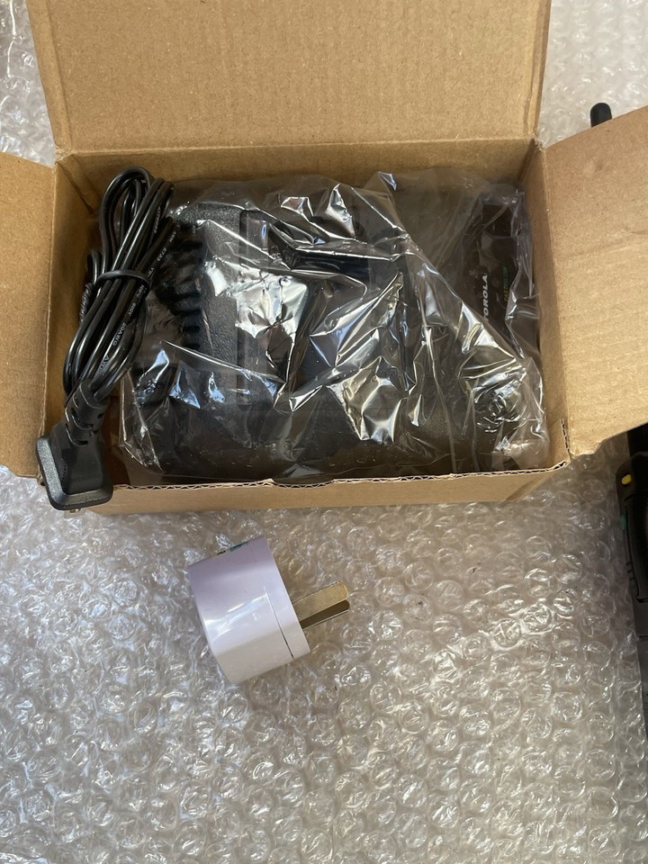 MOTOROLA GP68 UHF RADIO INCLUDING CHARGER | eBay