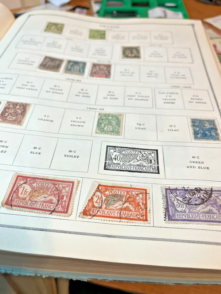 THE SCOTT INTERNATIONAL POSTAGE STAMP ALBUM USA & A-Z, 700+ stamps ...