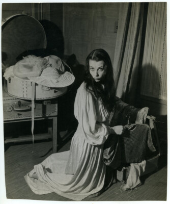 Cinéma. L'actrice Marcelle Derrien à l'essayage. Début des années 50 ...