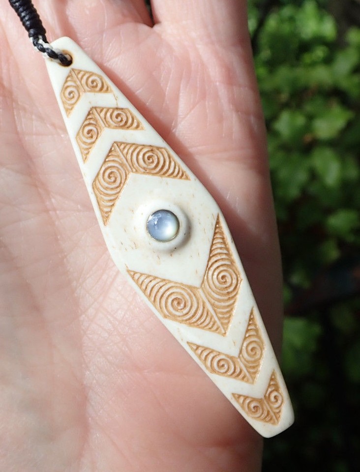 SUPERB HAND CARVED NZ MAORI KORU ENGRAVED INLAID CATTLE BONE PENDANT | eBay