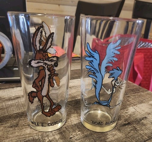 VINTAGE 1973 PEPSI LOONEY TUNES ROAD RUNNER & WILE E COYOTE DRINKING ...