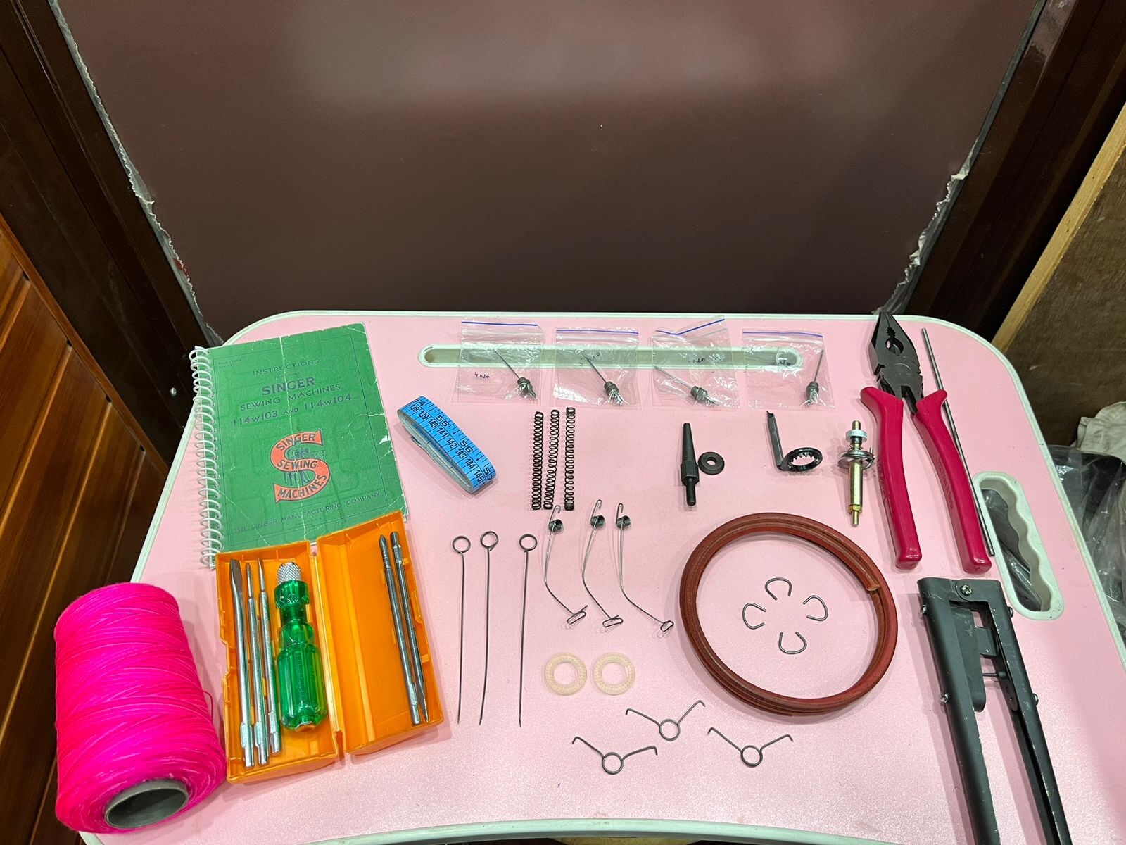 Singer 114w103 Chain stitch & Moss Stitch Embroidery Machine + table ...