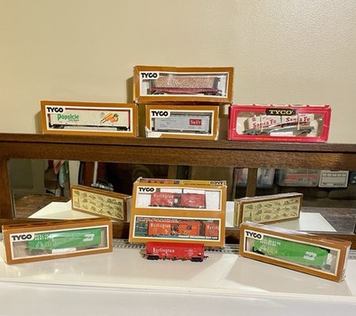 HO TYCO Operating Freight Unloading Box Car & 6 Rolling Stock Cars w ...