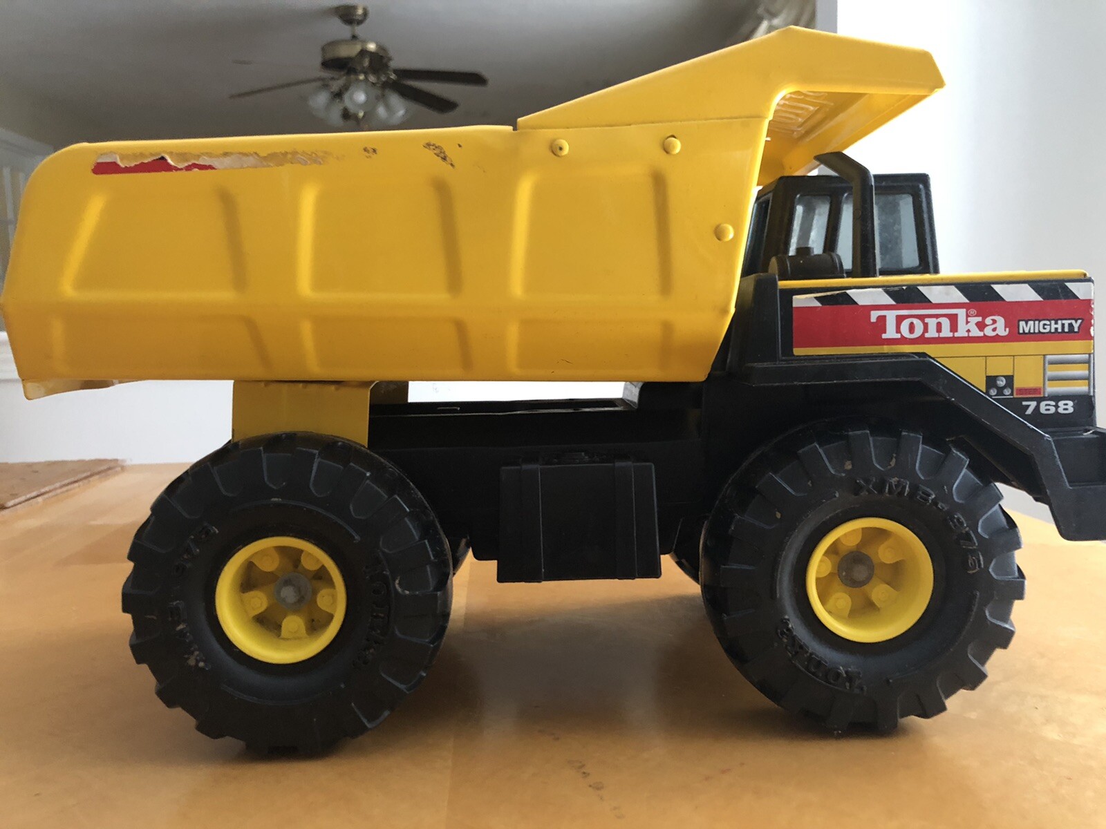 TONKA MIGHTY 768 QUARRY DUMP TRUCK. 17" Long Yellow Metal truck toy ...