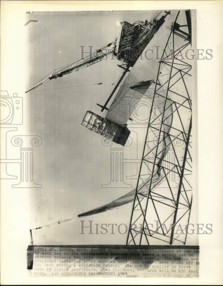 1965 Press Photo Cranes at top of St. Louis' Gateway Arch install a ...