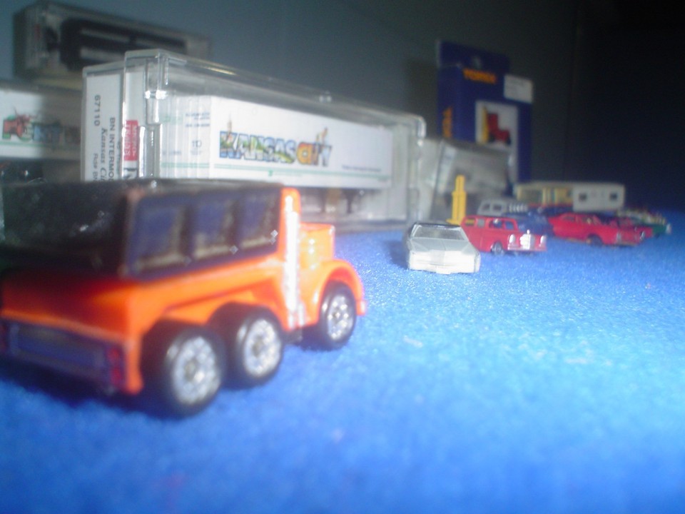 Lot of 2 Box Cars, 7 Semi Trailors, 2 Forklifts, Trailor House, 15 ...