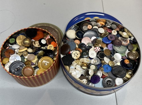 4 lb lot of buttons in Tins. Plastic, fabric, VI, wood, leather ...