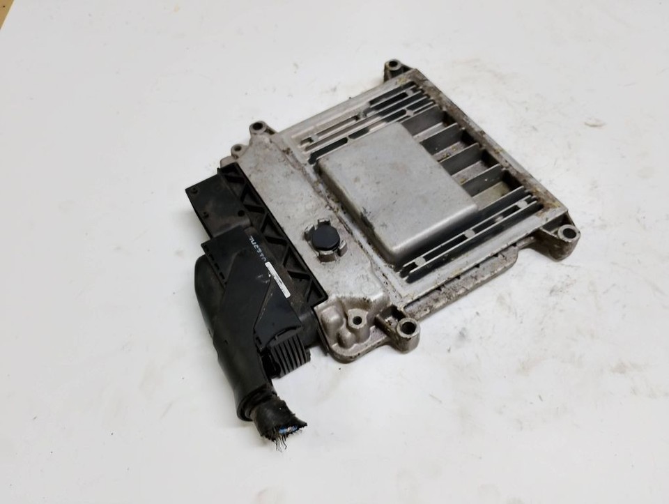 Hyundai i30 2009 39112-2B100 Engine control unit module ECU AEU22398 ...