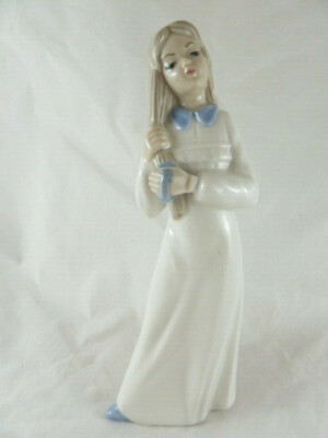 Tengra Valencia Spain Porcelain Girl brushing her hair Figurine 8.5 ...