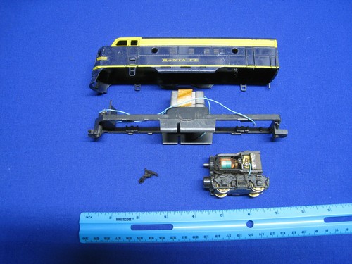 HO Scale Revell Santa Fe F7-A Diesel Engine - For Parts | eBay