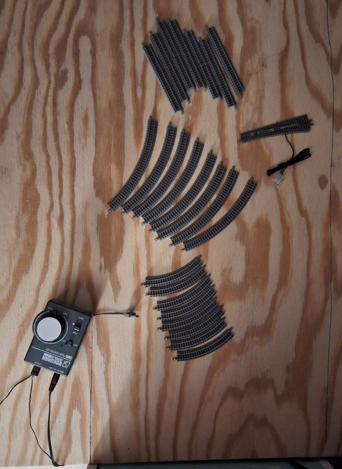 Z GAUGE Train Set 3 Working Engines 4 Rolling Stock 24 Pcs Of Track ...