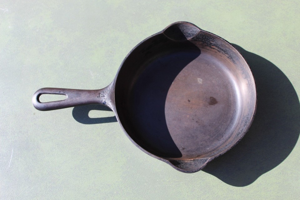 GRISWOLD 7" Cast Iron Skillet #4 Small Logo & Grooved Handle 702C ...