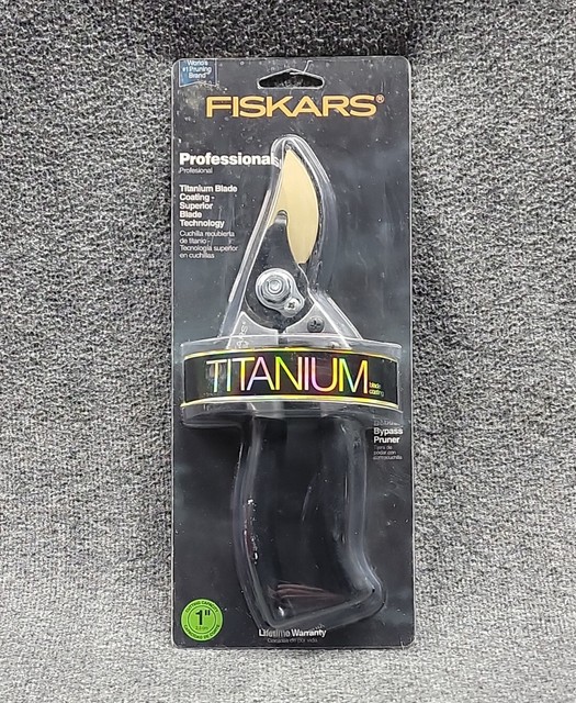 Fiskars 68406966J Titanium Bypass Pro Pruner 1 in. cut capacity Garden ...