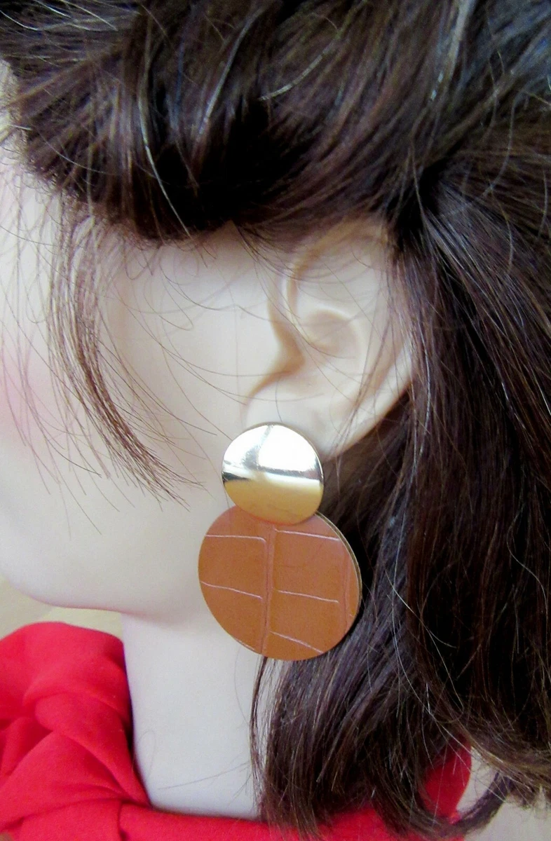 Earrings that hang on both sides store