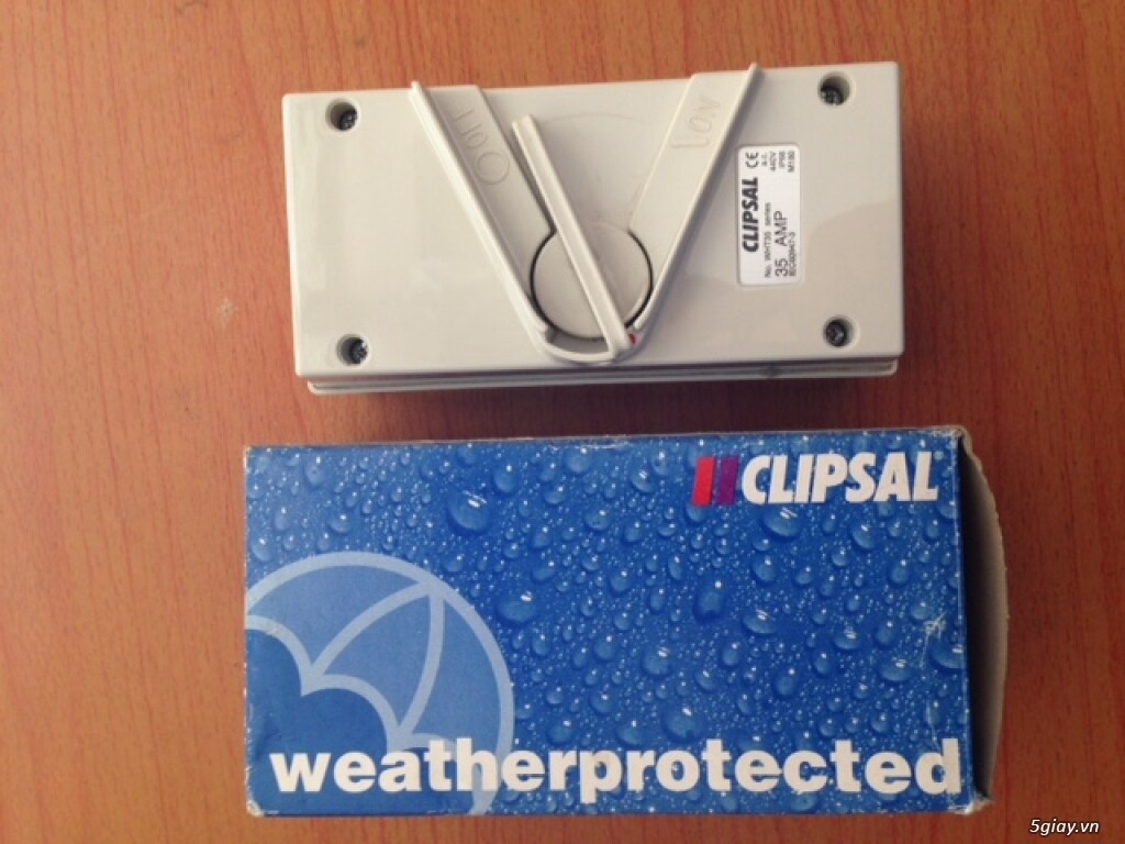Clipsal WHT35 Triple Pole Weather Protected Surface Mount Switch NEW IN ...