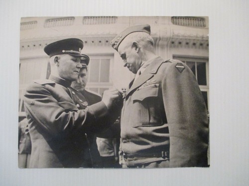 ORIGINAL 1940'S PRESS PHOTO: MARSHAL KONIEV AWARDING MEDAL TO GEN. OMAR ...