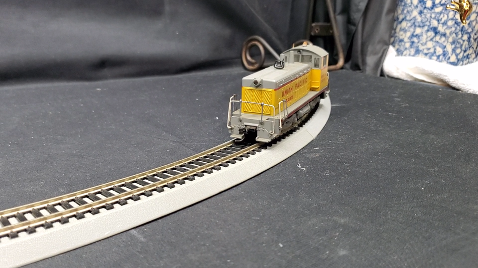 ATHEARN HO Scale Union Pacific D.S.1870 SW1500 Switcher Diesel ...