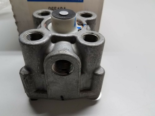 NEW BENDIX R-12 RELAY VALVE PART NO. 065104 | eBay