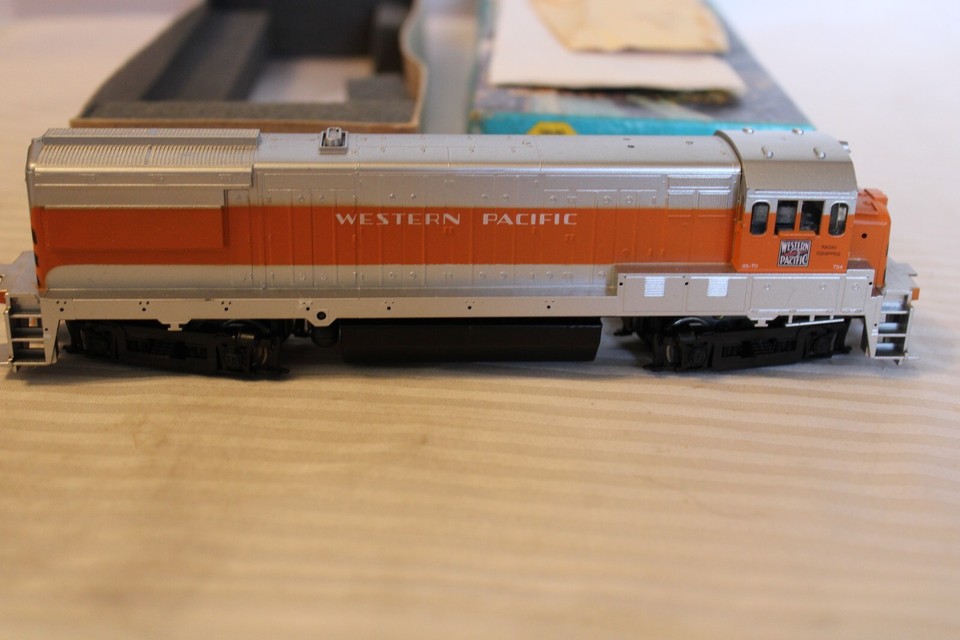 HO Scale Athearn, U28B Diesel Locomotive, Western Pacific, Silver, #754 ...