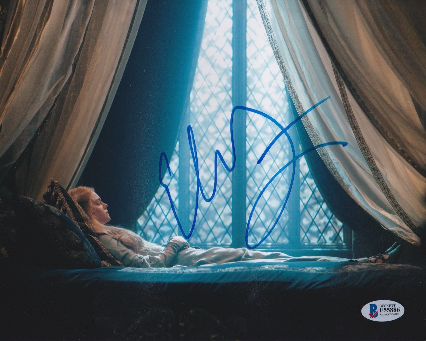 ELLE FANNING SIGNED 8X10 PHOTO MALEFICENT BECKETT BAS AUTOGRAPH AUTO ...