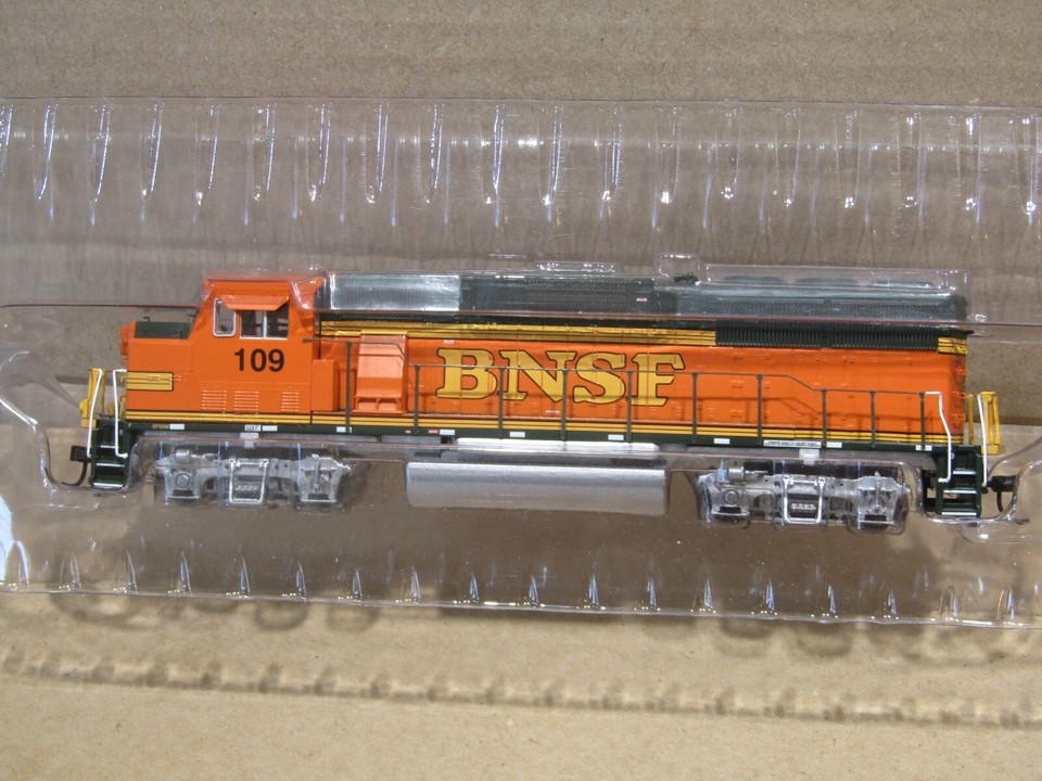 Athearn HO BNSF Locomotive GP 60M 109 Heritage II #91516 DCC Quick Plug ...