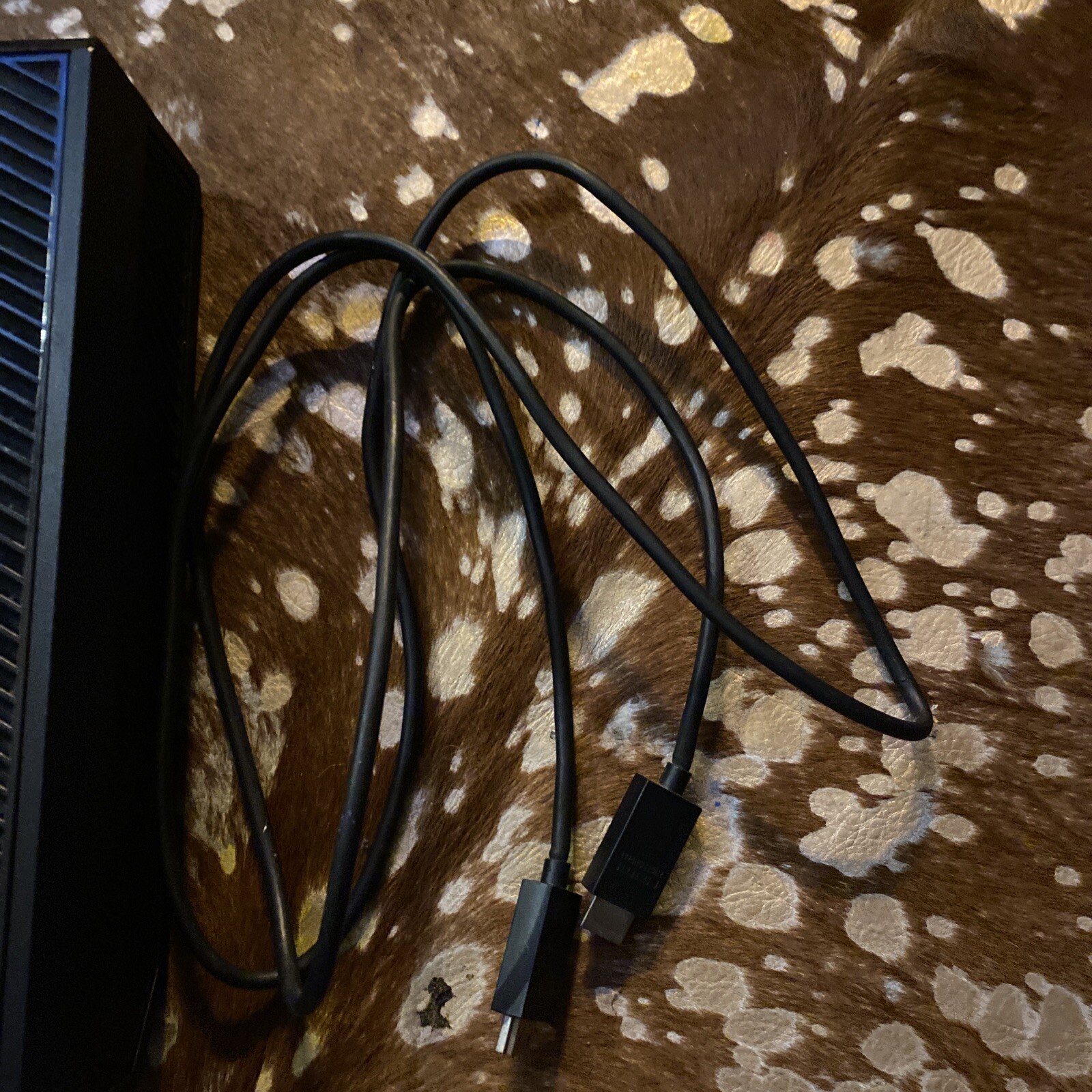 xbox one 1tb comes With HDMI1 and xbox Power Pack. NO BOX OR CONTROLLER ...