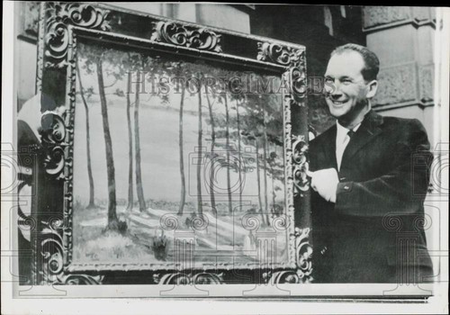 1965 Press Photo Richard Sampson holds "Mimizan, Landes" painting in ...