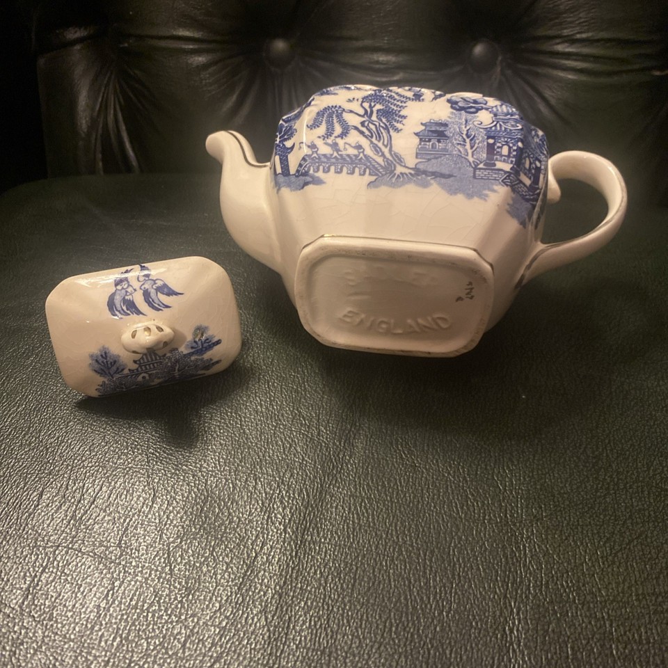 Vintage James Sadler 13 x 10 x 18 cm Chinese Blue Willow on small white ...