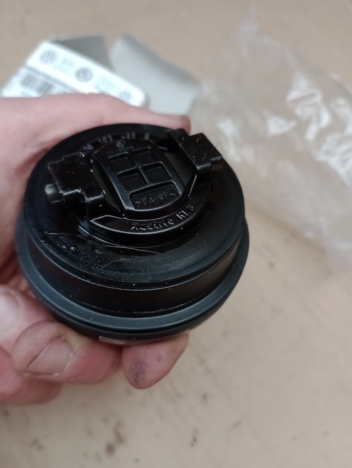 AUDI R8 OIL FILLER CAR ALLOY CHROMW GENUINE 420103485B TT VW CORRADO ...