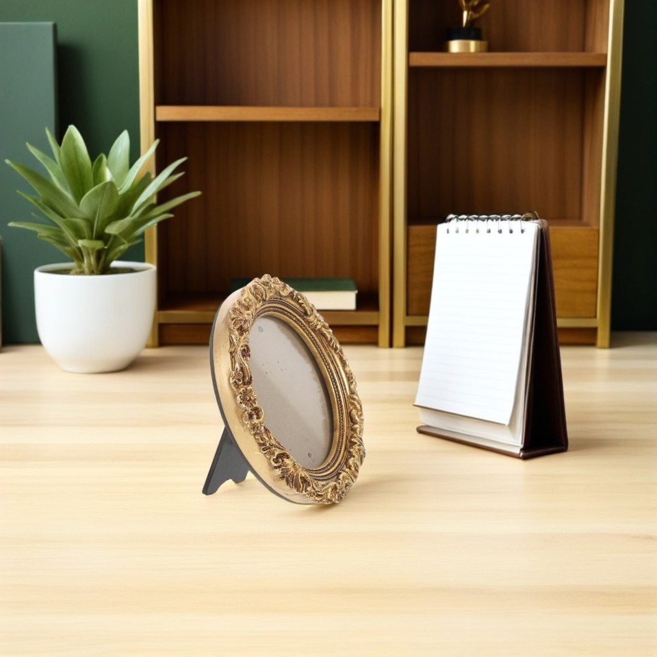 Embossed Photo Frame: 5.31" Resin Picture Frame Vintage Round Ornate ...