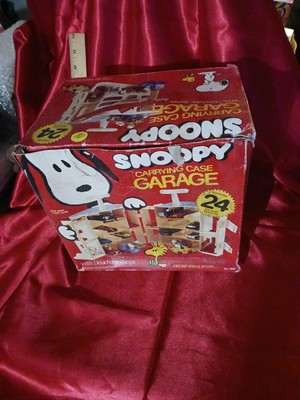 UFC PEANUTS VTG 1971 SNOOPY CARRYING CASE GARAGE w/ DETACHABLE RAMPS ...