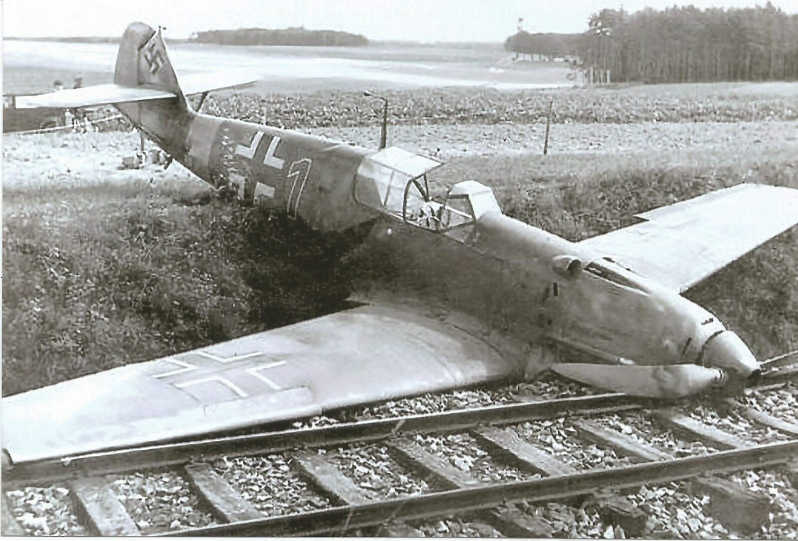 WW II - German Photo -- Crashed Messerschmitt Bf 109 Fighter | eBay