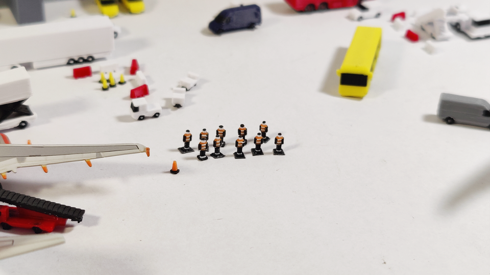 40x Orange AIRPORT GROUND CREW/People Aircraft GSE Models 1:400 Scale ...