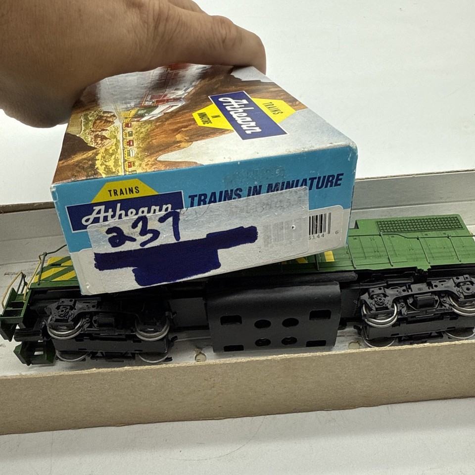 Athearn HO Scale GP38-2 Powered MKT #321 Diesel Locomotive Working ...