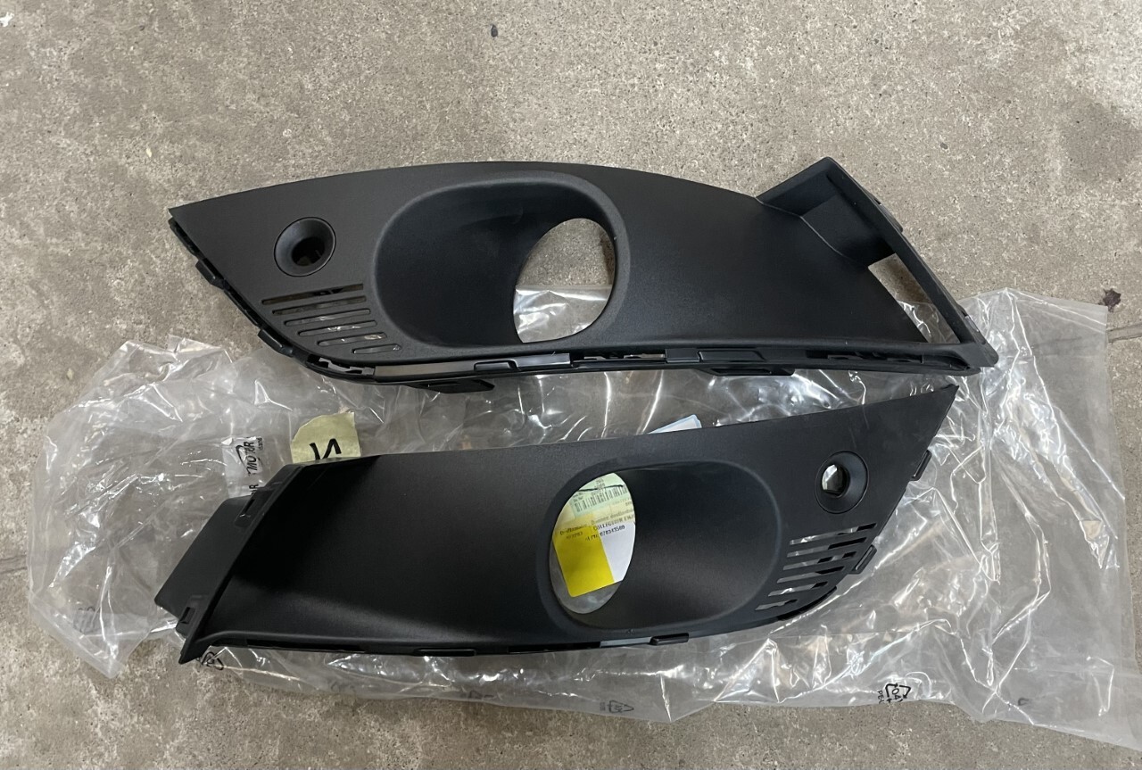 Renault MEGANE Mk4 Front Foglight Surround Brackets Sensor Hole Grill ...