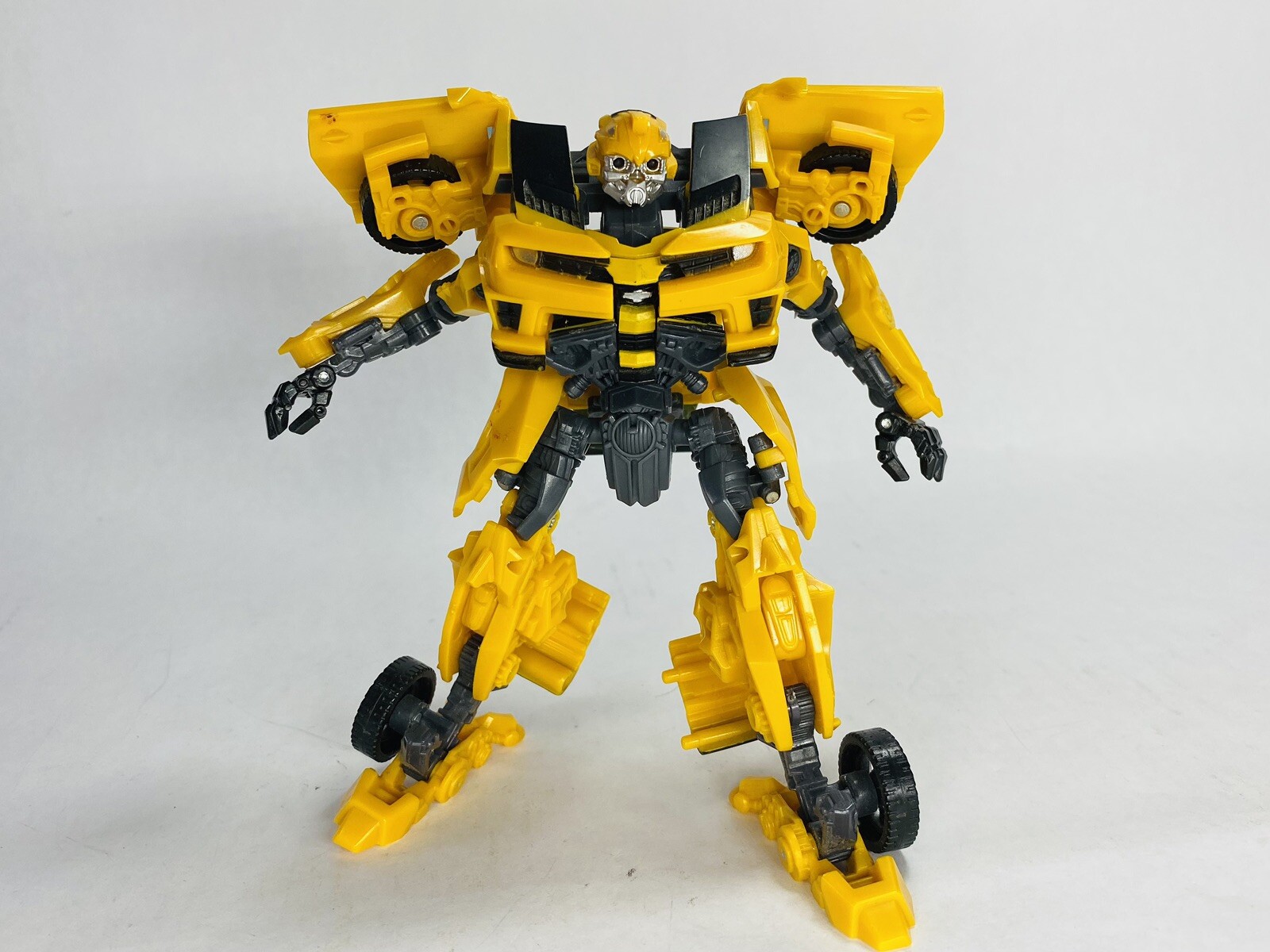 Transformers Studio Series Dark of the Moon Bumblebee Transforming ...