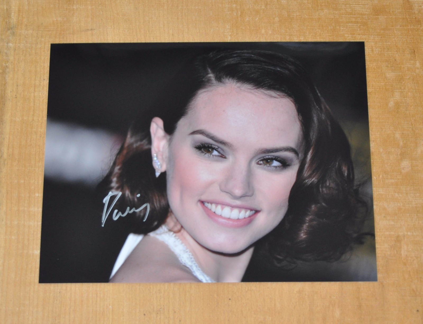 DAISY RIDLEY ~ ORIGINAL SIGNED / AUTOGRAPHED 8x10 PHOTO w/ COA MINT ...