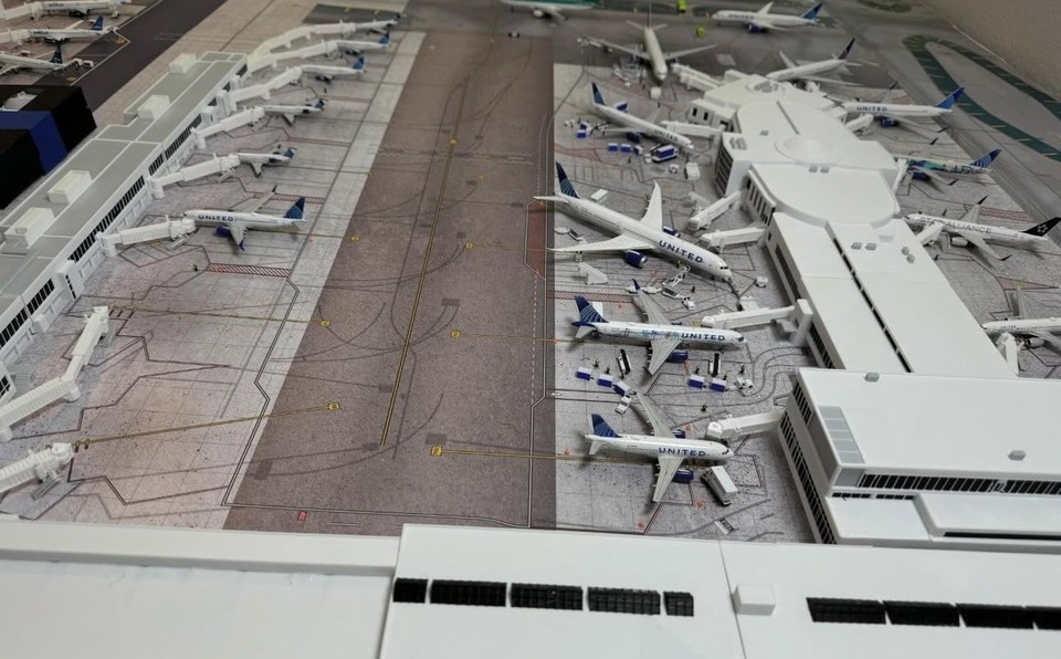 LAX 1:400 Scale Model Airport-Terminals 4-8 + Gates Included- Read ...