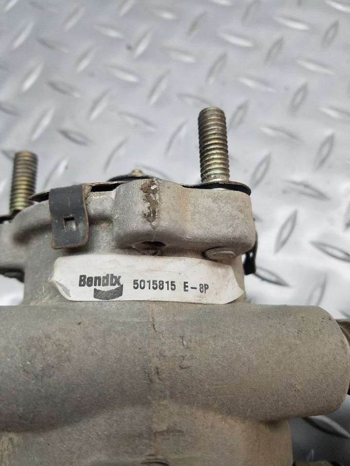 Sterling L9500 Bendix Foot Air Brake Valve Part#: 5015815 E-8P